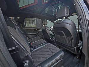 Black Audi SQ7 2017 in Siauliai, with an engine capacity of 3.96 L and mileage of 320 thousand km for 25500 €, photo 25 on AUTOMOTO.COM.LV