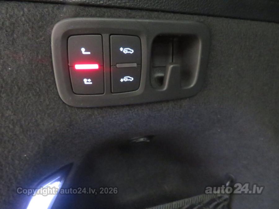 Black Audi SQ7 2018 in Tallinn, with an engine capacity of 4.00 L and mileage of 196 thousand km for 36000 €, photo 14 on AUTOMOTO.COM.LV