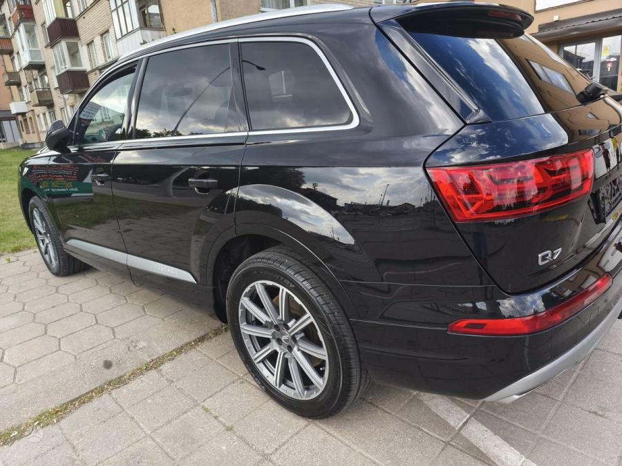 Black Audi SQ7 2018 in Siauliai, with an engine capacity of 0.30 L and mileage of 186 thousand km for 22900 €, photo 5 on AUTOMOTO.COM.LV