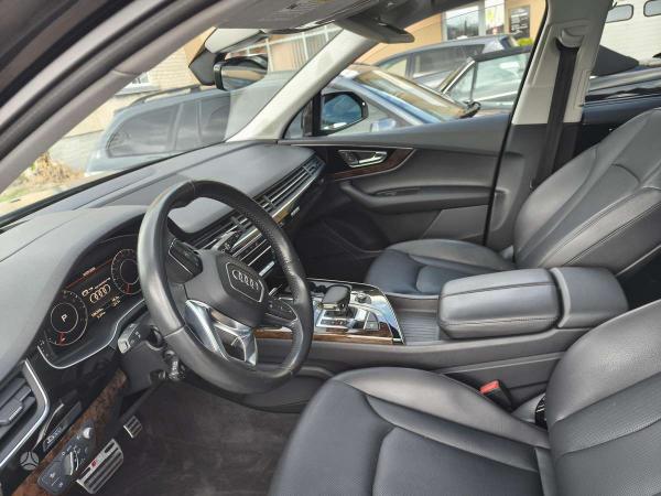 Black Audi SQ7 2018 in Siauliai, with an engine capacity of 0.30 L and mileage of 186 thousand km for 22900 €, photo 8 on AUTOMOTO.COM.LV
