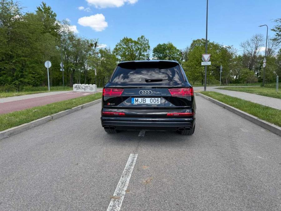 Black Audi SQ7 2018 in Kaunas, with an engine capacity of 3.96 L and mileage of 158 thousand km for 31900 €, photo 5 on AUTOMOTO.COM.LV