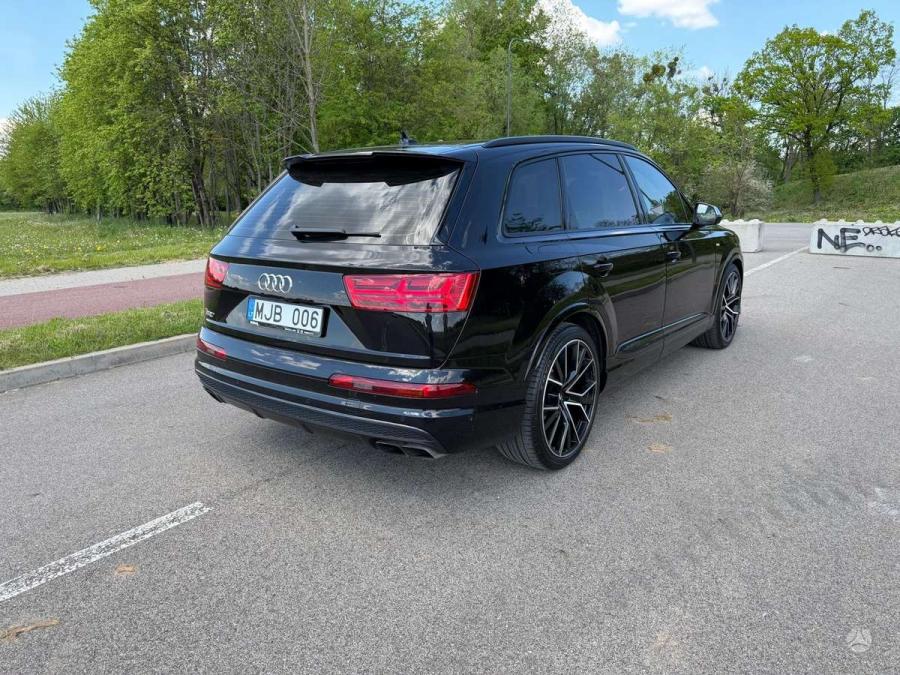 Black Audi SQ7 2018 in Kaunas, with an engine capacity of 3.96 L and mileage of 158 thousand km for 31900 €, photo 6 on AUTOMOTO.COM.LV