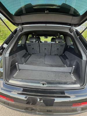 Black Audi SQ7 2018 in Kaunas, with an engine capacity of 3.96 L and mileage of 158 thousand km for 31900 €, photo 21 on AUTOMOTO.COM.LV