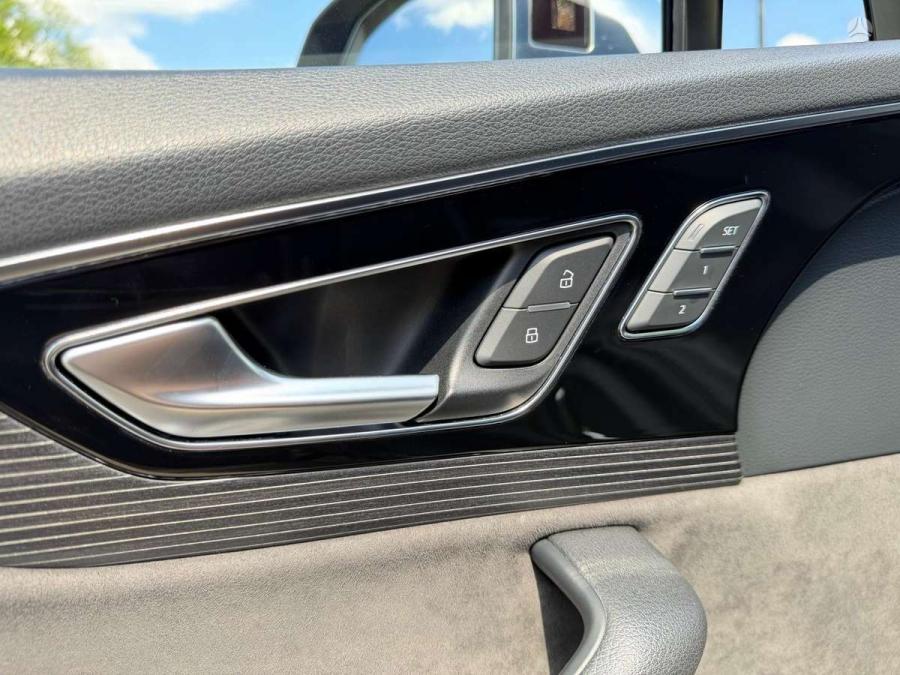 Black Audi SQ7 2018 in Kaunas, with an engine capacity of 3.96 L and mileage of 158 thousand km for 31900 €, photo 26 on AUTOMOTO.COM.LV