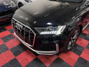 Black Audi SQ7 2020 in Vilnius, with an engine capacity of 3.96 L and mileage of 276 thousand km for 42990 €, photo 7 on AUTOMOTO.COM.LV
