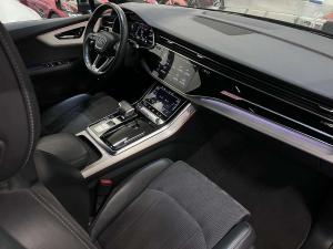 Black Audi SQ7 2020 in Vilnius, with an engine capacity of 3.96 L and mileage of 276 thousand km for 42990 €, photo 19 on AUTOMOTO.COM.LV