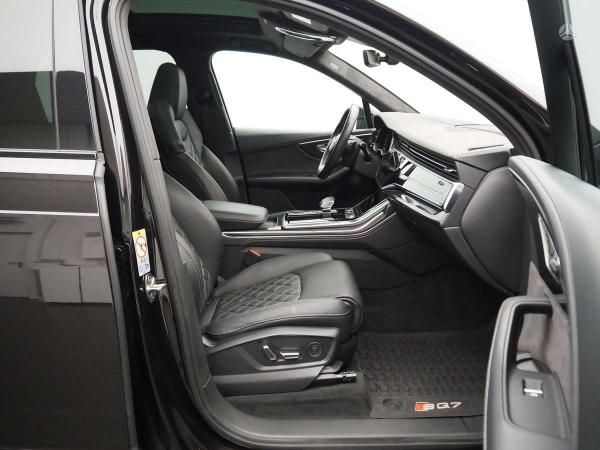 Black Audi SQ7 2021 in Vilnius, with an engine capacity of 4.00 L and mileage of 138 thousand km for 59000 €, photo 8 on AUTOMOTO.COM.LV