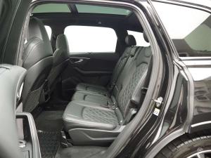 Black Audi SQ7 2021 in Vilnius, with an engine capacity of 4.00 L and mileage of 138 thousand km for 59000 €, photo 20 on AUTOMOTO.COM.LV