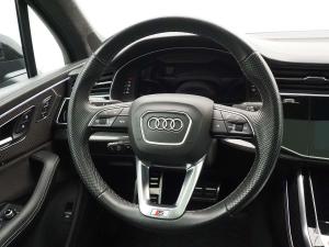 Black Audi SQ7 2021 in Vilnius, with an engine capacity of 4.00 L and mileage of 138 thousand km for 59000 €, photo 22 on AUTOMOTO.COM.LV