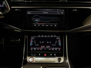 Zils Audi SQ7 2020 Viļņa, ar dzinēja tilpumu 3.96 L un nobraukumu 100 tūkst. km par 57990 €, foto 24 vietnē AUTOMOTO.COM.LV