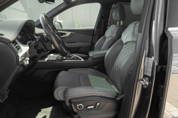 Grey Audi SQ7 2017 in Vilnius, with an engine capacity of 4.00 L and mileage of 200 thousand km for 29950 €, photo 10 on AUTOMOTO.COM.LV