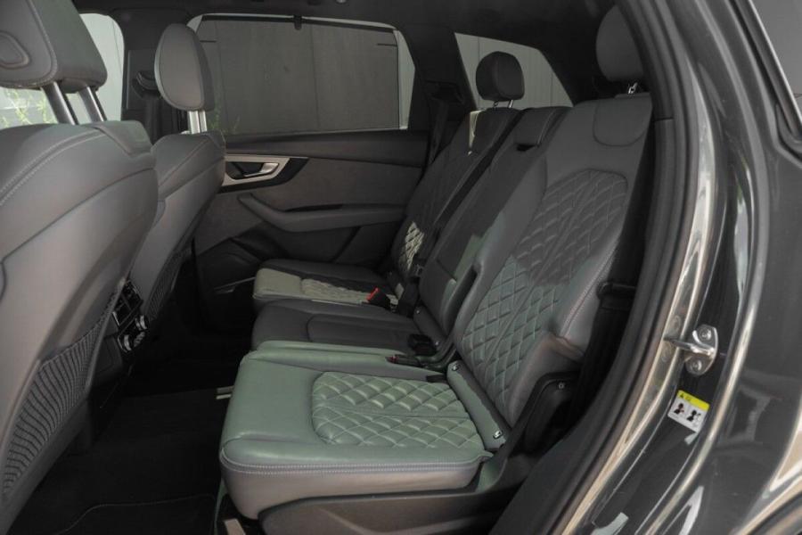 Pelēks Audi SQ7 2017 Viļņa, ar dzinēja tilpumu 4.00 L un nobraukumu 200 tūkst. km par 29950 €, foto 12 vietnē AUTOMOTO.COM.LV