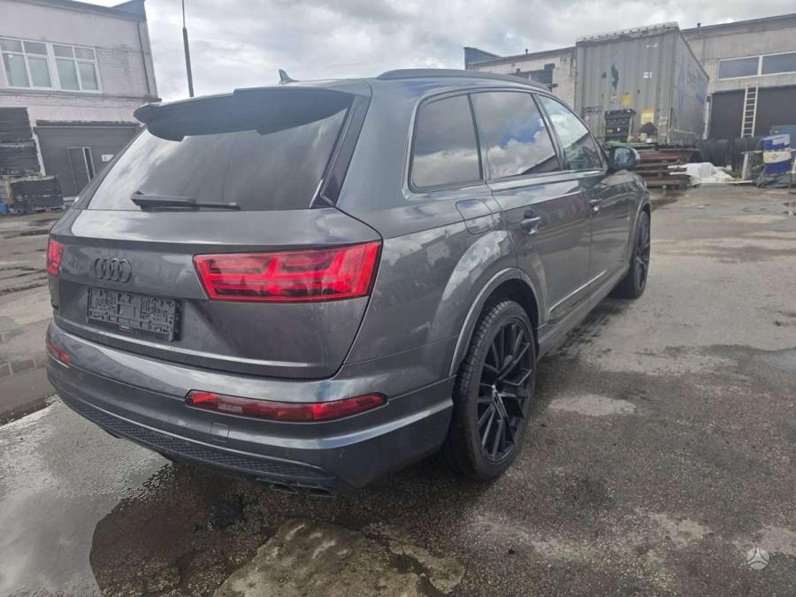 Pelēks Audi SQ7 2017 Šilalė, ar dzinēja tilpumu 3.96 L un nobraukumu 217 tūkst. km par 23500 €, foto 4 vietnē AUTOMOTO.COM.LV