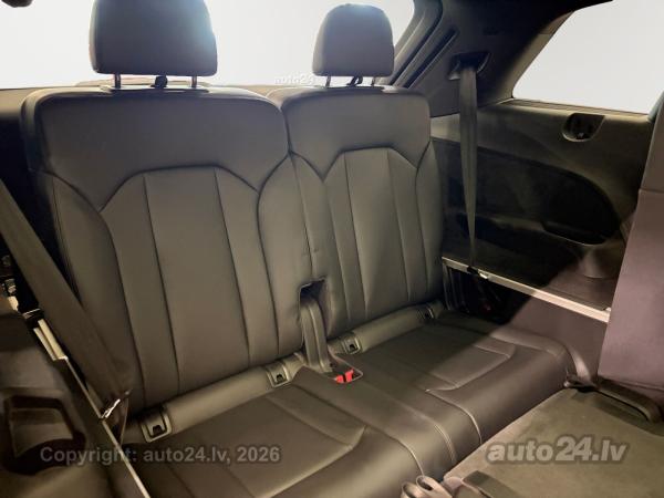 Grey Audi SQ7 2017 in Tallinn, with an engine capacity of 4.00 L and mileage of 219 thousand km for 30900 €, photo 9 on AUTOMOTO.COM.LV
