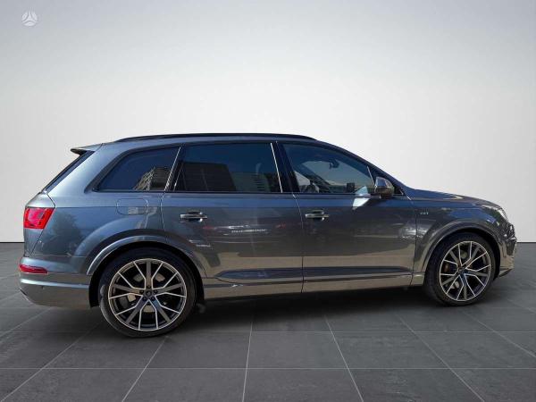 Grey Audi SQ7 2017 in Vilnius, with an engine capacity of 3.96 L and mileage of 214 thousand km for 35500 €, photo 7 on AUTOMOTO.COM.LV
