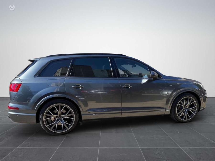Grey Audi SQ7 2017 in Vilnius, with an engine capacity of 3.96 L and mileage of 214 thousand km for 35500 €, photo 8 on AUTOMOTO.COM.LV