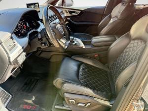 Grey Audi SQ7 2017 in Vilnius, with an engine capacity of 3.96 L and mileage of 214 thousand km for 35500 €, photo 10 on AUTOMOTO.COM.LV