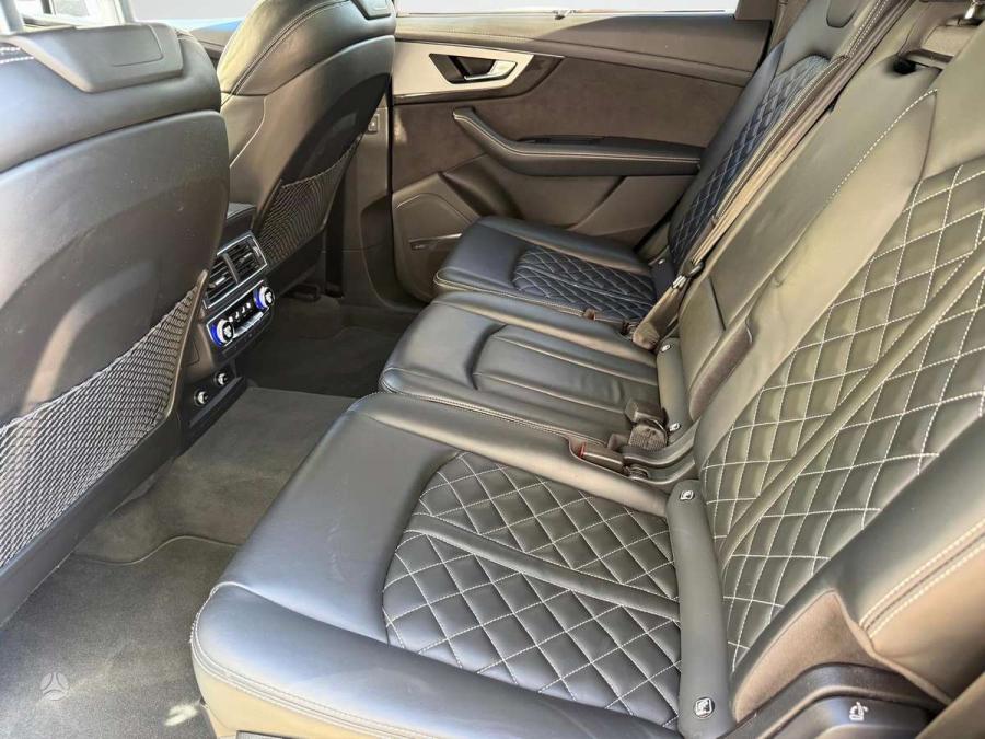 Grey Audi SQ7 2017 in Vilnius, with an engine capacity of 3.96 L and mileage of 214 thousand km for 35500 €, photo 14 on AUTOMOTO.COM.LV