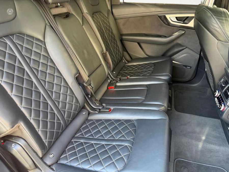 Grey Audi SQ7 2017 in Vilnius, with an engine capacity of 3.96 L and mileage of 214 thousand km for 35500 €, photo 15 on AUTOMOTO.COM.LV