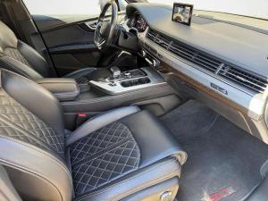 Grey Audi SQ7 2017 in Vilnius, with an engine capacity of 3.96 L and mileage of 214 thousand km for 35500 €, photo 16 on AUTOMOTO.COM.LV