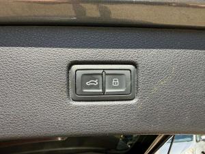 Grey Audi SQ7 2017 in Vilnius, with an engine capacity of 3.96 L and mileage of 214 thousand km for 35500 €, photo 25 on AUTOMOTO.COM.LV