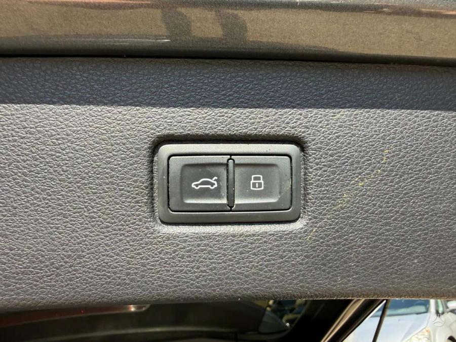 Grey Audi SQ7 2017 in Vilnius, with an engine capacity of 3.96 L and mileage of 214 thousand km for 35500 €, photo 25 on AUTOMOTO.COM.LV