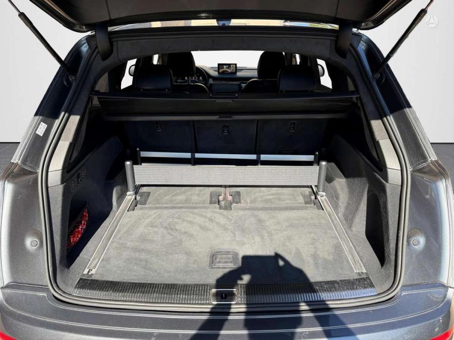 Grey Audi SQ7 2017 in Vilnius, with an engine capacity of 3.96 L and mileage of 214 thousand km for 35500 €, photo 29 on AUTOMOTO.COM.LV