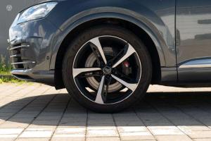 Grey Audi SQ7 2017 in Vilnius, with an engine capacity of 4.00 L and mileage of 200 thousand km for 28100 €, photo 5 on AUTOMOTO.COM.LV