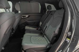 Grey Audi SQ7 2017 in Vilnius, with an engine capacity of 4.00 L and mileage of 200 thousand km for 28100 €, photo 10 on AUTOMOTO.COM.LV