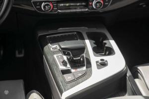Grey Audi SQ7 2017 in Vilnius, with an engine capacity of 4.00 L and mileage of 200 thousand km for 28100 €, photo 11 on AUTOMOTO.COM.LV