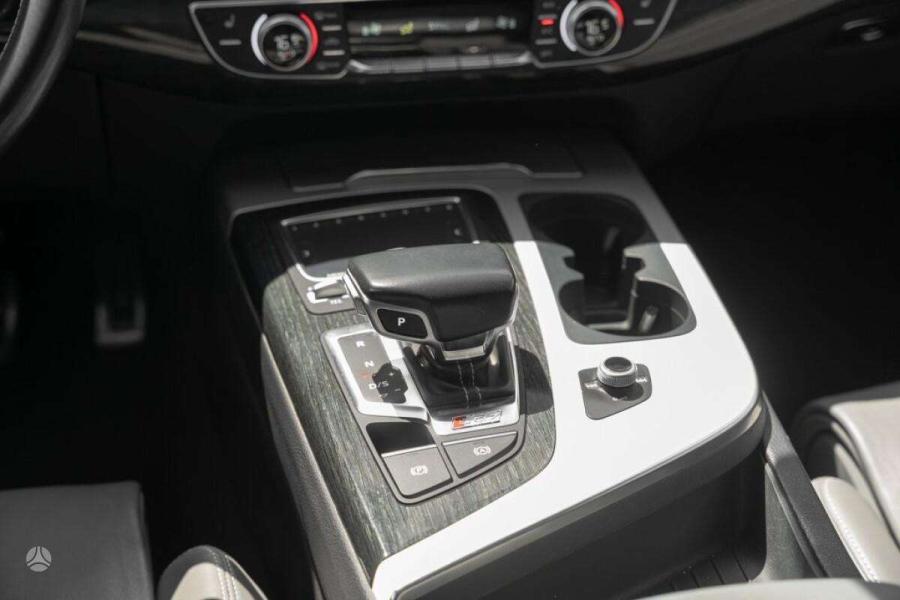 Grey Audi SQ7 2017 in Vilnius, with an engine capacity of 4.00 L and mileage of 200 thousand km for 28100 €, photo 11 on AUTOMOTO.COM.LV