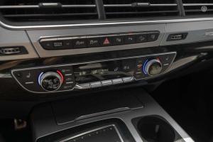 Grey Audi SQ7 2017 in Vilnius, with an engine capacity of 4.00 L and mileage of 200 thousand km for 28100 €, photo 12 on AUTOMOTO.COM.LV