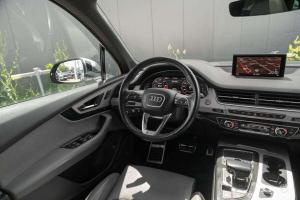 Grey Audi SQ7 2017 in Vilnius, with an engine capacity of 4.00 L and mileage of 200 thousand km for 28100 €, photo 20 on AUTOMOTO.COM.LV