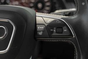Grey Audi SQ7 2017 in Vilnius, with an engine capacity of 4.00 L and mileage of 200 thousand km for 28100 €, photo 22 on AUTOMOTO.COM.LV