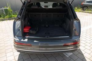 Grey Audi SQ7 2017 in Vilnius, with an engine capacity of 4.00 L and mileage of 200 thousand km for 28100 €, photo 29 on AUTOMOTO.COM.LV