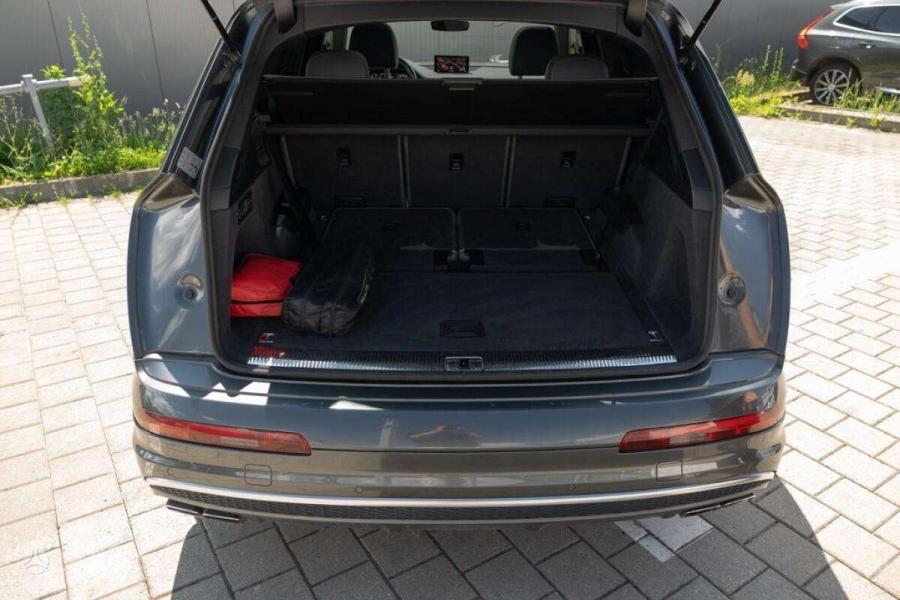 Grey Audi SQ7 2017 in Vilnius, with an engine capacity of 4.00 L and mileage of 200 thousand km for 28100 €, photo 29 on AUTOMOTO.COM.LV