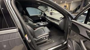 Pelēks Audi SQ7 2018 Rīga, ar dzinēja tilpumu 3.96 L un nobraukumu 169 tūkst. km par 34990 €, foto 12 vietnē AUTOMOTO.COM.LV