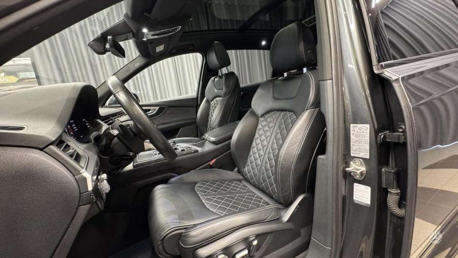 Pelēks Audi SQ7 2018 Rīga, ar dzinēja tilpumu 3.96 L un nobraukumu 169 tūkst. km par 34990 €, foto 24 vietnē AUTOMOTO.COM.LV