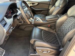 White Audi SQ7 2017 in Vilnius, with an engine capacity of 3.96 L and mileage of 180 thousand km for 38500 €, photo 7 on AUTOMOTO.COM.LV
