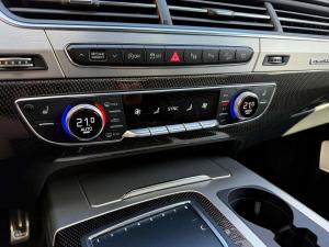 White Audi SQ7 2017 in Vilnius, with an engine capacity of 3.96 L and mileage of 180 thousand km for 38500 €, photo 15 on AUTOMOTO.COM.LV