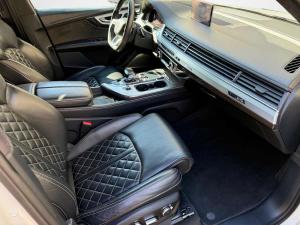 White Audi SQ7 2017 in Vilnius, with an engine capacity of 3.96 L and mileage of 180 thousand km for 38500 €, photo 27 on AUTOMOTO.COM.LV