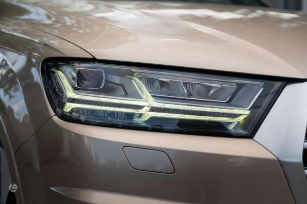 Yellow Audi SQ7 2017 in Vilnius, with an engine capacity of 3.96 L and mileage of 188 thousand km for 26900 €, photo 4 on AUTOMOTO.COM.LV