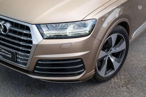 Yellow Audi SQ7 2017 in Vilnius, with an engine capacity of 3.96 L and mileage of 188 thousand km for 26900 €, photo 9 on AUTOMOTO.COM.LV