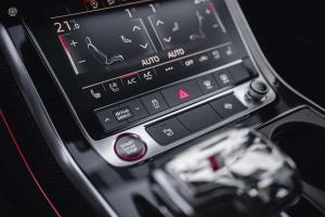 Black Audi SQ8 2021 in Vilnius, with an engine capacity of 4.00 L and mileage of 40 thousand km for 79000 €, photo 25 on AUTOMOTO.COM.LV