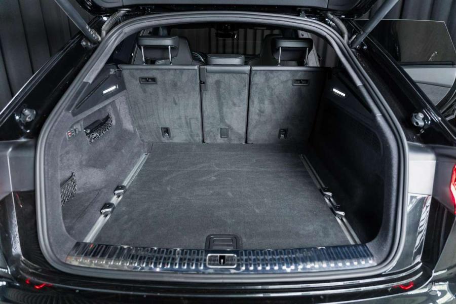 Black Audi SQ8 2023 in Vilnius, with an engine capacity of 4.00 L and mileage of 73 thousand km for 75000 €, photo 35 on AUTOMOTO.COM.LV