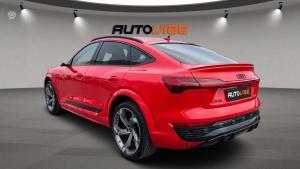 Красный Ауди SQ8 Sportback e-tron 2024 в Вильнюс, объемом двигателя 0.00 л и пробегом 5 тыс. км за 69222 €, фото 5 на AUTOMOTO.COM.LV