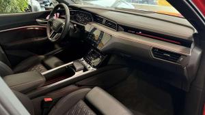 Красный Ауди SQ8 Sportback e-tron 2024 в Вильнюс, объемом двигателя 0.00 л и пробегом 5 тыс. км за 69222 €, фото 35 на AUTOMOTO.COM.LV
