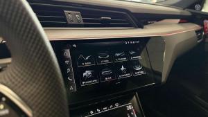 Красный Ауди SQ8 Sportback e-tron 2024 в Вильнюс, объемом двигателя 0.00 л и пробегом 5 тыс. км за 65555 €, фото 21 на AUTOMOTO.COM.LV
