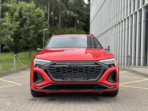 Красный Ауди SQ8 Sportback e-tron 2024 в Вильнюс, объемом двигателя 0.00 л и пробегом 5 тыс. км за 68999 €, фото 2 на AUTOMOTO.COM.LV