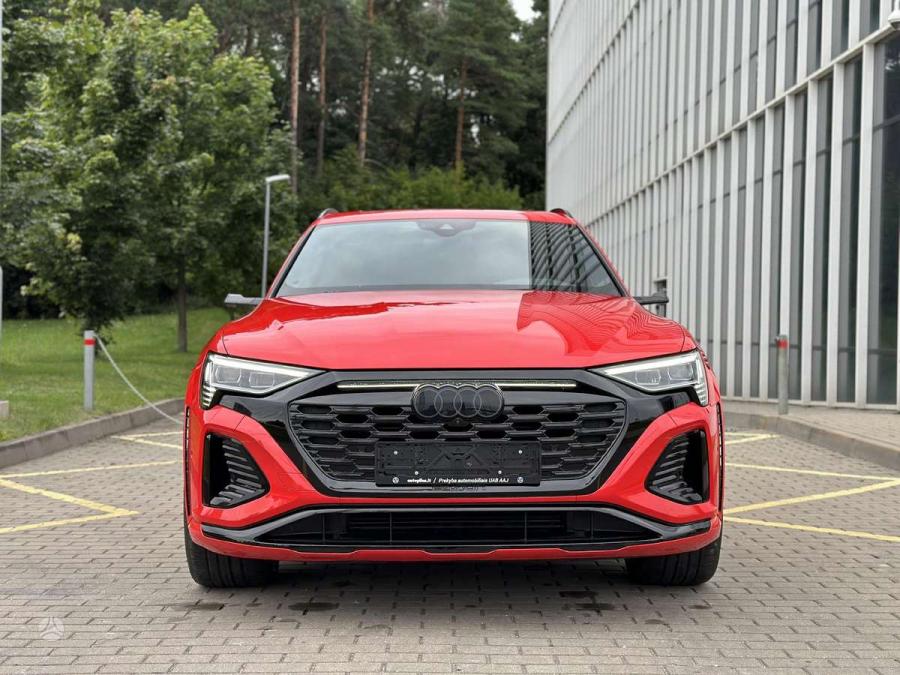 Красный Ауди SQ8 Sportback e-tron 2024 в Вильнюс, объемом двигателя 0.00 л и пробегом 5 тыс. км за 68999 €, фото 2 на AUTOMOTO.COM.LV